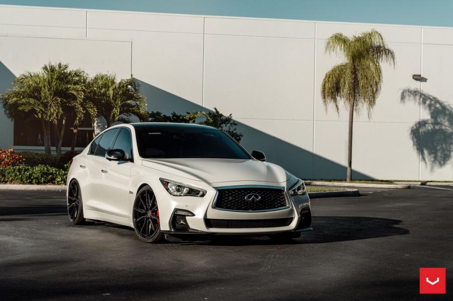 Infiniti Q50S 3.0t Pure White on Vossen Wheels (HF-3) 2019 года выпуска. Фото 1. VERcity